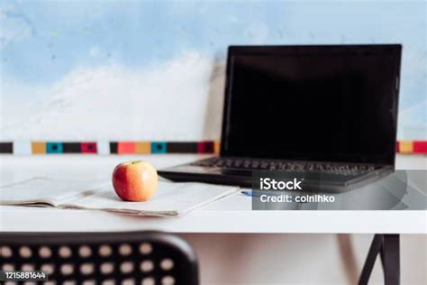 집에서 원격 학습 거실에서 직장 흐리게 세계지도 배경에 흰색 테이블에 노트북과 사과 검역 중 온라인 교육 및 소셜 거리 가상현실에 대한 스톡 사진 및 기타 이미지 Istock