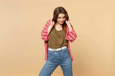 캐주얼에 예쁜 부드러운 젊은 여자의 초상화 스튜디오에서 파스텔 베이 지 배경에 고립 된 아래로 보이는 머리에 손을 퍼 팅 사람들은 진심으로 감정 라이프 스타일 개념입니다