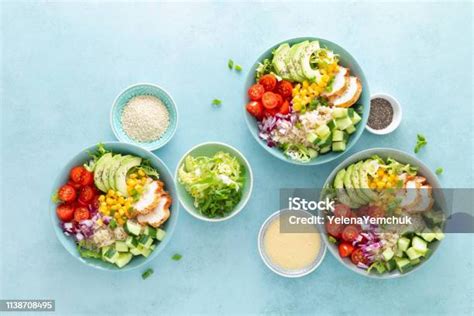 런치 그릇에 구운 야채 고기 쌀과 아보카도 오이 옥수수 토마토와 양파의 신선한 샐러드 건강한 생활방식에 대한 스톡 사진 및 기타 이미지 Istock