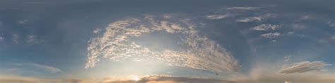 서러스 구름이 있는 짙은 푸른 색의 일몰 하늘 파노라마 구형 등구형 포맷의 매끄러운 Hdr 파노 공중 무인 항공기 360 파노라마에 대한 3d 시각화 게임 및 하늘 교체를