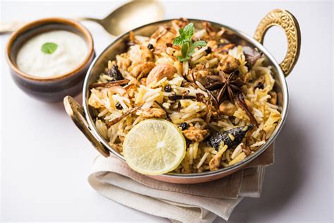 Keema 또는 Kheema Biryani향기와 매운 다진된 양고기 또는 염소 나 닭 요리 Basmati 쌀과 향기로운 향미료의 범위에 두 부와 Karahi에서 제공 됩니다