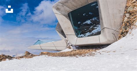 눈 덮인 경사면 위에 앉아있는 콘크리트 구조물 사진 Unsplash의 무료 바깥 이미지