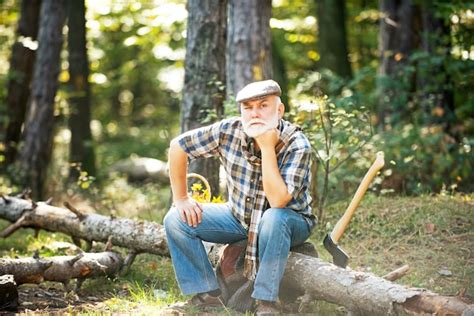 Vieil Homme Barbu Dans La Forêt Mode Portrait Homme Forestier Drôle âgé