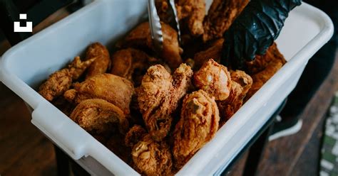 흰색 쟁반에 프라이드 치킨 사진 Unsplash의 무료 닭 이미지