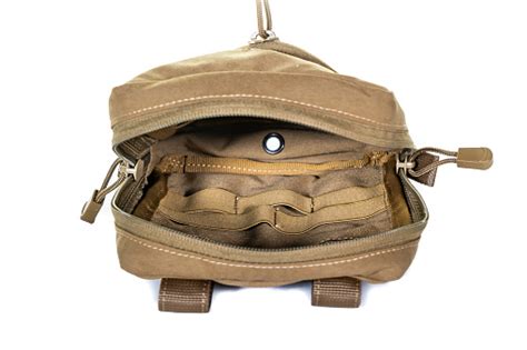 흰색 배경에 격리 된 회전식 개찰구 지혈대 또는 응급 처치 키트용 밀리터리 백 0명에 대한 스톡 사진 및 기타 이미지 0명 가방 건강관리와 의술 Istock