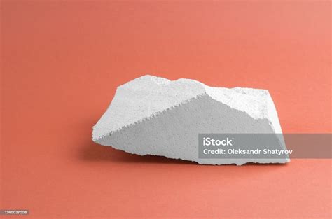 갈색 배경에 천연 석에서 제품과 화장품의 프리젠 테이션을위한 연단 포장을 위한 빈 디스플레이 스탠드 뷰티 코스메틱 쇼케이스 0명에 대한 스톡 사진 및 기타 이미지 Istock