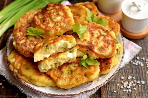 Швидкі пиріжки з яйцем та зеленою цибулею