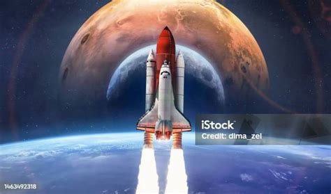 지구에서 깊은 우주에서 우주 왕복선 비행 우주에서 지구 달 화성 행성 다른 세계에 우주선 임무의 개념 우주에서 로켓 발사