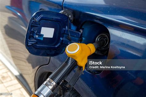 가솔린 충전 총은 주유소에서 자동차의 가스 탱크에 삽입됩니다 자동차 연료 운송 0명에 대한 스톡 사진 및 기타 이미지 0명 가솔린 경제 Istock
