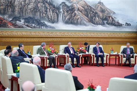 ທ່ານ ຫຼີ ສຽງ ຈັດ ງານ ໂອ້ ລົມ ສົນ ທະ ນາ ເພື່ອ ຕ້ອນ ຮັບ ບຸນ ກຸດ ຈີນ ກັບ ຜູ້ ຊ່ຽວ ຊານ ຕ່າງ ປະ ເທດ