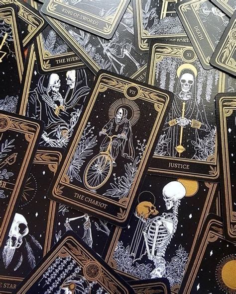 МОЖНО ЛИ ДАРИТЬ КАРТЫ ТАРО Если кто то из них увлекается эзотерикой или карточными гаданиями