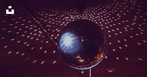 실버 디스코 볼 사진 Unsplash의 무료 파티 이미지