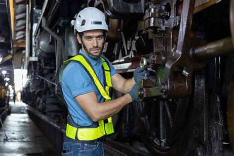 엔지니어 열차의 초상화 열차의 디젤 엔진 열차 창고의 철도 트랙을 검사합니다 강철에 대한 스톡 사진 및 기타 이미지 강철 건설 산업 건축자재 Istock