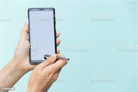 여자 잡고 스마트폰 삼성 갤럭시 노트 8 블루 구체적인 배경 가장자리에 대한 스톡 사진 및 기타 이미지 가장자리 검은색 공란 Istock