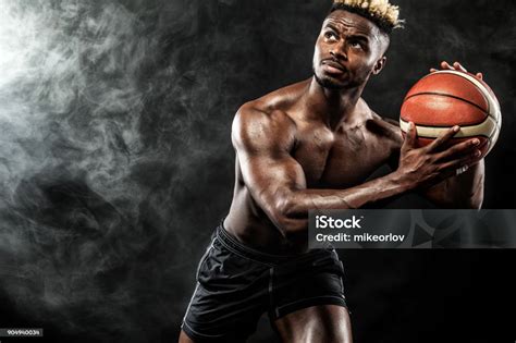 아프리카계 미국 흑인 운동가 검은 배경 위에 공을 농구 선수의 초상화 스포츠 공을 들고 있는 젊은 남자를 맞는 20 29세에 대한 스톡 사진 및 기타 이미지 Istock