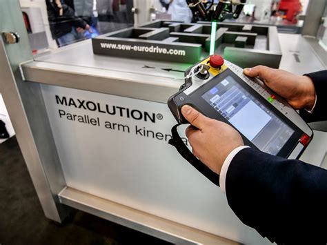 software simplifies robot control