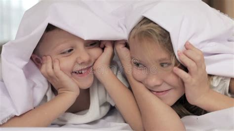 Hermano Precioso Y Hermana Que Mienten En Cama En Casa Almacen De Video V Deo De Feliz Noche