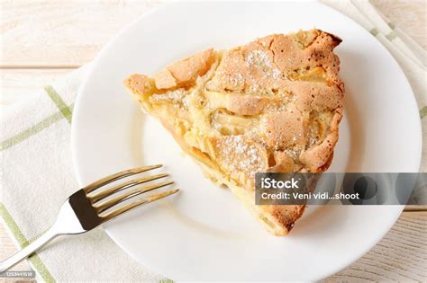 달콤하고 새콤한 사과 파이와 흰색 나무 테이블 위에 흰색 접시에 포크의 큰 조각의 클로즈업 달콤한 수제 베이킹을위한 쉬운 조리법 아침 식사 페이스트리 0명에 대한 스톡 사진