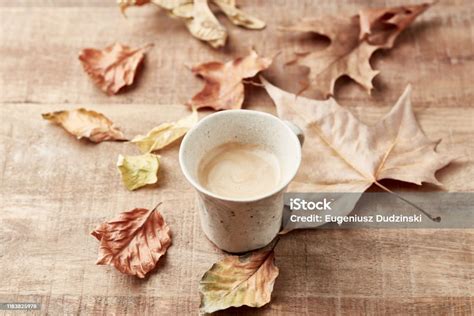 커피와 단풍의 찻잔 소박한 나무 배경입니다 공간을 복사합니다 0명에 대한 스톡 사진 및 기타 이미지 0명 가을 계절 Istock