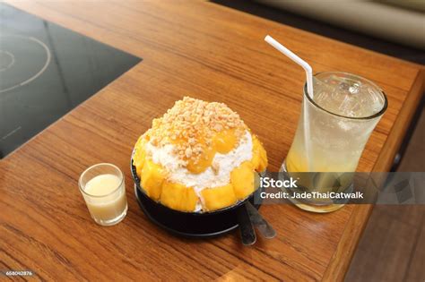 다채로운 나무 테이블에 하얀 소스와 토 핑 과일로 유명한 한국 달콤한 아이스 디저트 검은색에 대한 스톡 사진 및 기타 이미지 검은색 과일 귀여운 Istock