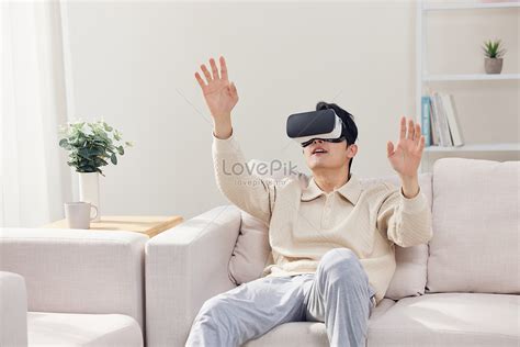 가정 남성은 가상 화면을 작동하기 위해 Vr 안경을 착용합니다 사진 무료 다운로드 Lovepik