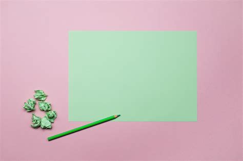 2 음색 분홍색과 녹색 녹색 연필과 구겨진된 종이 공 종이 배경 텍스트와 디자인을 작성 하기 위한 빈 빈 0명에 대한 스톡 사진 및 기타 이미지 Istock