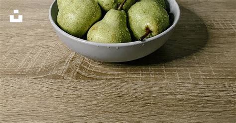 나무 테이블 위에 녹색 배로 가득 찬 그릇 사진 Unsplash의 무료 첼름스포드 이미지