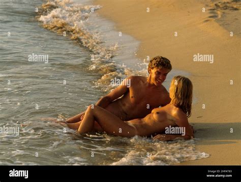 Les Jeunes Couples Embrassent Les Amoureux Des Nus Sur La Plage Coucher De Soleil Sans Soleil