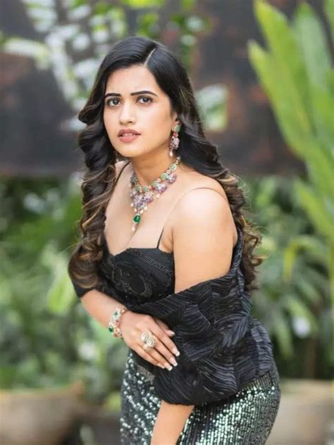 బ్లాక్ డ్రస్‌లో స్రవంతి సూపర్‌గా ఉందిగా Telugusamayam