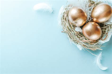 해피 부활절 장식의 파스텔 블루 배경에 흰색 깃털바구니에 황금 부활절 색상 달걀 봄 휴가 탑 뷰 컨셉 개체 그룹에 대한 스톡 사진 및 기타 이미지 Istock