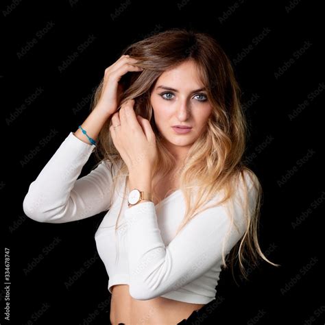 Ritratto Ragazza Bionda Sexy Con Occhi Azzurri Su Sfondo Nero Posa Di Una Donna Bionda Con