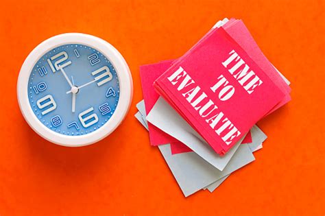 평가 할 시간을 보여주는 텍스트 기호입니다 비즈니스 사진 개념에 대한 스톡 사진 및 기타 이미지 개념 개념과 주제 개발 Istock
