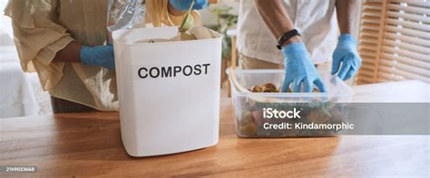 집에서 음식물 찌꺼기로 퇴비를 만드는 아시아 노인 부부 지속 가능한 생활 방식 환경 보전 생분해성 분해 재활용 퇴비화 공정