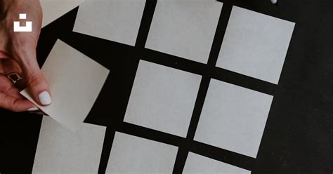 흰색 프린터 용지를 들고 있는 사람 사진 Unsplash의 무료 회색 이미지