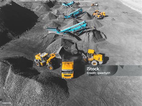 채굴 된 석탄 선별 과정에서 볼 것 오픈 피트 광산 광산 석탄 추출 산업 앤트 러 싸이트 광업에 대한 스톡 사진 및 기타 이미지 Istock
