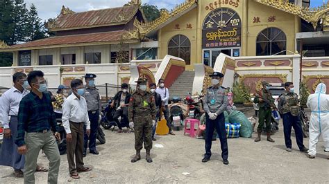 မူဆယ်နယ်စပ် နန်းတော်ဂိတ်မှ မြန်မာအလုပ်သမားများဝင်ရောက်လျက်ရှိ Information And Public Relations