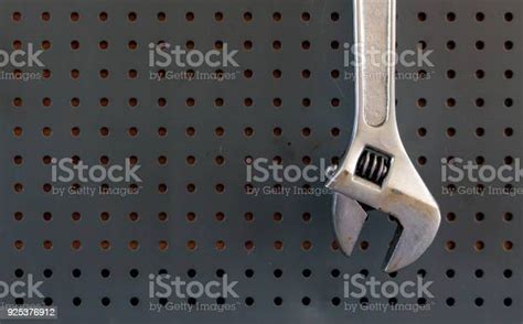 근접 촬영 오래 된 조정 가능한 렌치 소프트 포커스와 배경에서 빛 강철에 대한 스톡 사진 및 기타 이미지 강철 개인 장식품 건설 산업 Istock