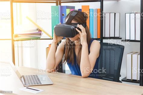 사무실에서 직장에서 가상 Vr 현실 안경을 입고 편안한 젊은 아시아 여자 360도 촬영에 대한 스톡 사진 및 기타 이미지 360도 촬영 3차원 형태 가상현실 Istock