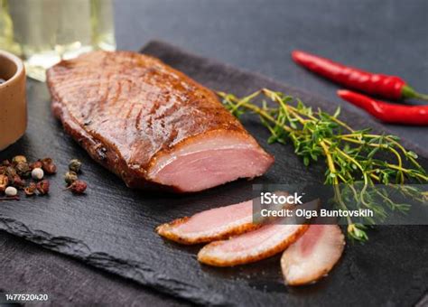 매리 네이드에 구운 바베큐 오리 베이컨과 어두운 배경에 신선한 허브가있는 슬레이트 보드에 소스를 곁들인 향신료 오리 가슴에 대한 스톡 사진 및 기타 이미지 Istock