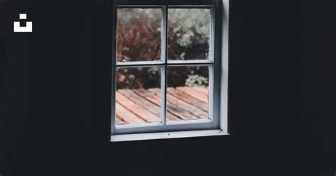 나무 바닥이있는 어두운 방의 창문 사진 Unsplash의 무료 창 이미지