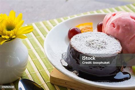 초콜릿 푸딩 함께 제공되는 신선한 과일과 스트로우베리 빙판 A 2015년에 대한 스톡 사진 및 기타 이미지 2015년 과일