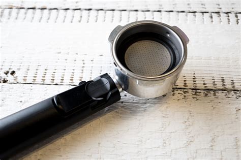 빈 그룹 머리입니다 커피 자판기의 일부는 어디 장소 Grinded 커피는 에스프레소를 만들기 위해 아침 식사 및 홈 장비 개념입니다 갈색에 대한 스톡 사진 및 기타 이미지