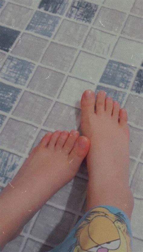 پاهای ناز و کوچولو از دخترای نوجوون روسیه مخصوص فوت فتیش ها