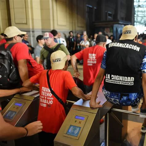 Manifestantes Saltan Los Molinetes En Protesta Por El Aumento De Los