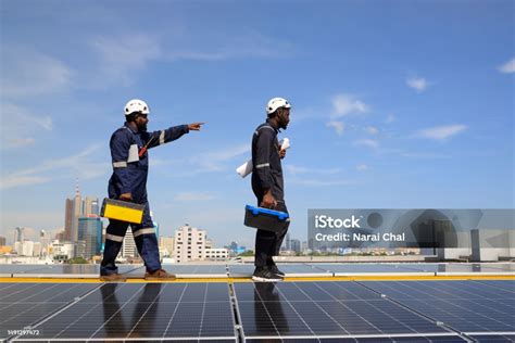안전 Ppe 손잡이 연장 상자를 착용하는 전기 엔지니어 팀은 태양 옥상 기업 개념을 위한 녹색 재생 에너지를 걷습니다 남자에 대한 스톡 사진 및 기타 이미지 Istock