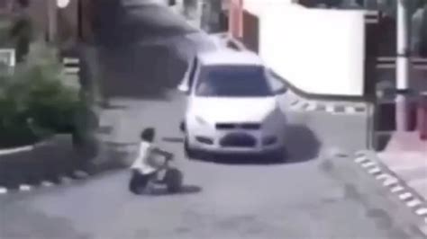 बचच क ऊपर चढ गई कर फर भ बच गई जन रगट खड कर दग य VIDEO Girl escaped from a