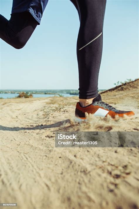 스포츠를 실행합니다 아름 다운 자연에서 야외 역주 하는 남자 러너 맞는 근육 질의 남자 선수 훈련 트레일 마라톤 실행 실행 건강한 생활방식에 대한 스톡 사진 및 기타 이미지
