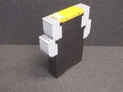 USED SIEMENS SIRIUS SAFETY RELAY WITH RELEASE CIRCUIT Mqtek Industrial