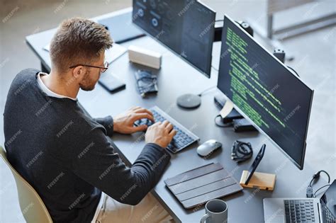 Visão De Alto ângulo No Desenvolvedor De Software Escrevendo Código Ao