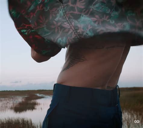 نگاهی به خالکوبی های برد پیت و معنای آن ها؛ از نام همسر سابق تا شعر مولانا